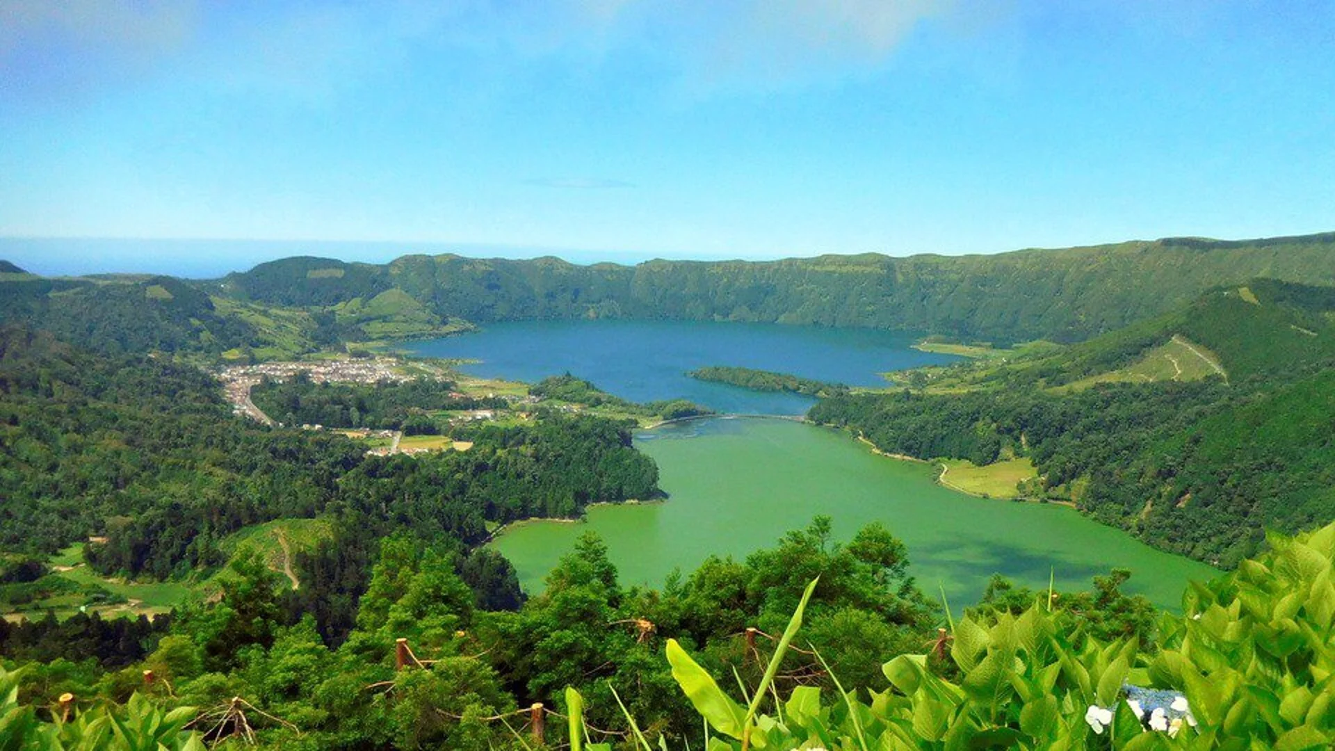 Къде се намират Азорските острови и към коя държава са?