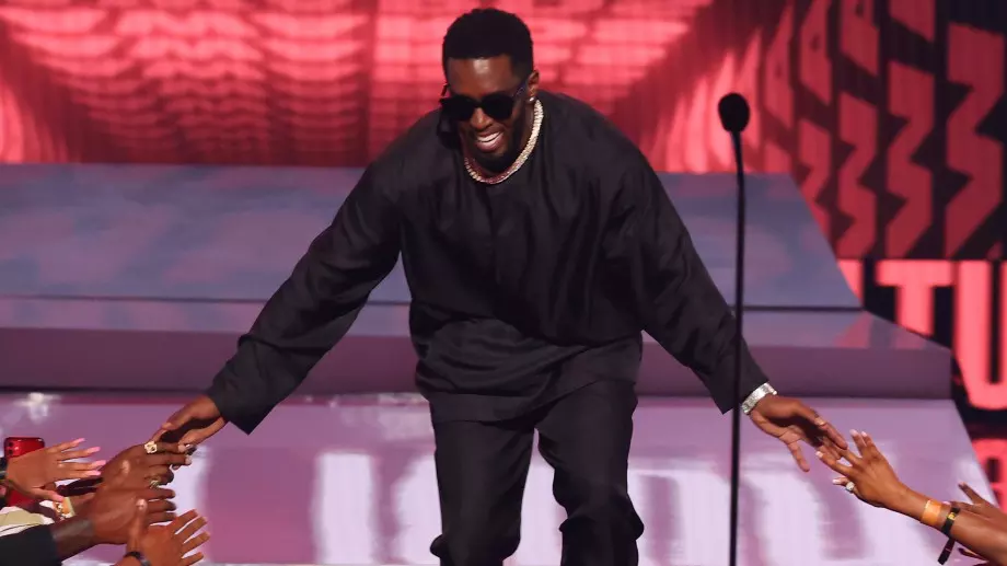 P Diddy плаща ежедневно по 5000 долара на Стинг Ето защо